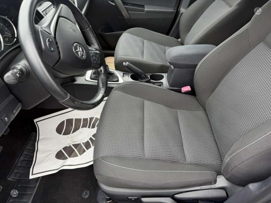 White Toyota Auris 2014 in Utena, with an engine capacity of 1.36 L and mileage of 280 thousand km for 4190 €, photo 7 on AUTOMOTO.COM.LV