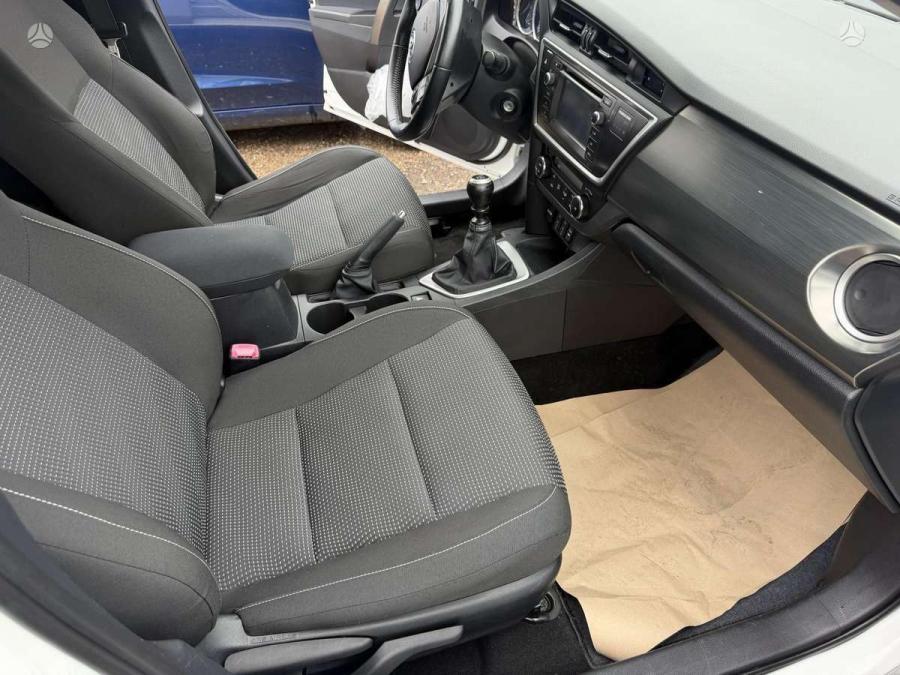 White Toyota Auris 2014 in Utena, with an engine capacity of 1.36 L and mileage of 280 thousand km for 4190 €, photo 8 on AUTOMOTO.COM.LV