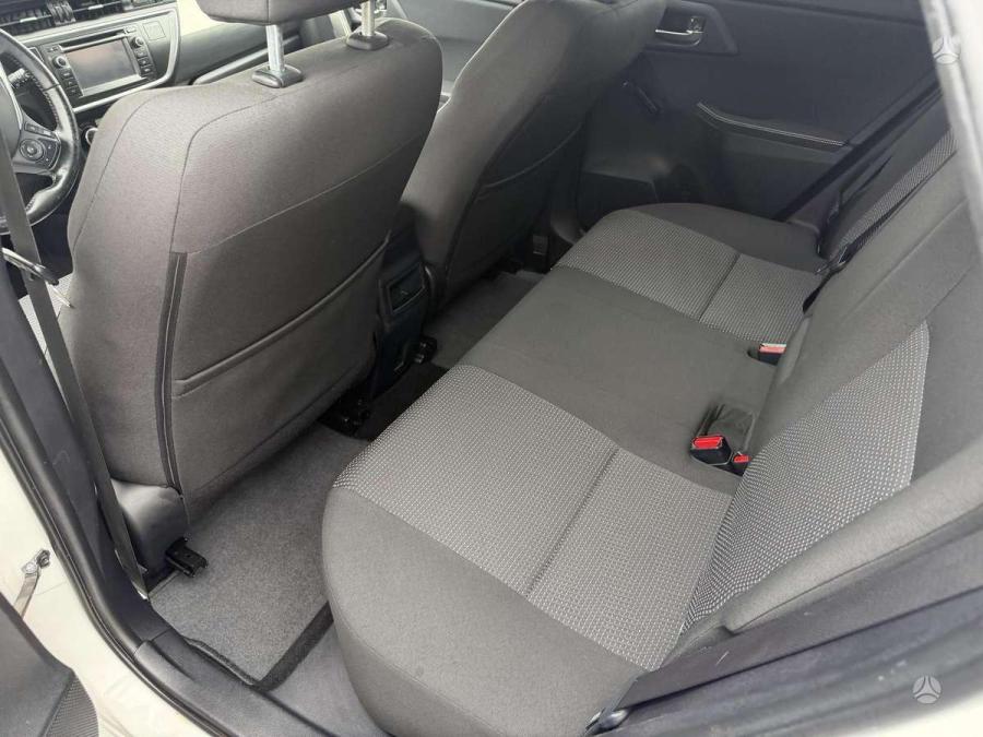 White Toyota Auris 2014 in Utena, with an engine capacity of 1.36 L and mileage of 280 thousand km for 4190 €, photo 9 on AUTOMOTO.COM.LV