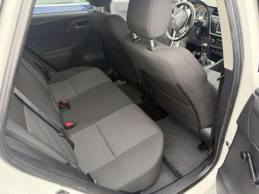 White Toyota Auris 2014 in Utena, with an engine capacity of 1.36 L and mileage of 280 thousand km for 4190 €, photo 10 on AUTOMOTO.COM.LV