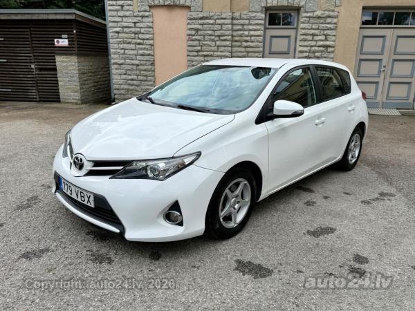 White Toyota Auris 2014 in Tallinn, with an engine capacity of 1.40 L and mileage of 215 thousand km for 6500 €, photo 1 on AUTOMOTO.COM.LV
