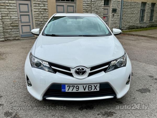 White Toyota Auris 2014 in Tallinn, with an engine capacity of 1.40 L and mileage of 215 thousand km for 6500 €, photo 3 on AUTOMOTO.COM.LV