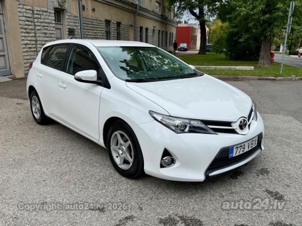 White Toyota Auris 2014 in Tallinn, with an engine capacity of 1.40 L and mileage of 215 thousand km for 6500 €, photo 4 on AUTOMOTO.COM.LV