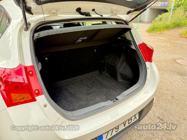 White Toyota Auris 2014 in Tallinn, with an engine capacity of 1.40 L and mileage of 215 thousand km for 6500 €, photo 8 on AUTOMOTO.COM.LV