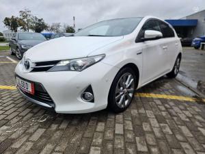 White Toyota Auris 2014 in Siauliai, with an engine capacity of 1.80 L and mileage of 299 thousand km for 6700 €, photo  on AUTOMOTO.COM.LV