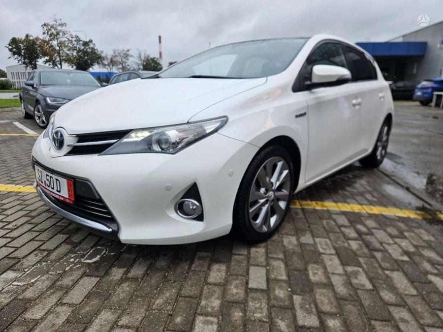 White Toyota Auris 2014 in Siauliai, with an engine capacity of 1.80 L and mileage of 299 thousand km for 6700 €, photo 1 on AUTOMOTO.COM.LV