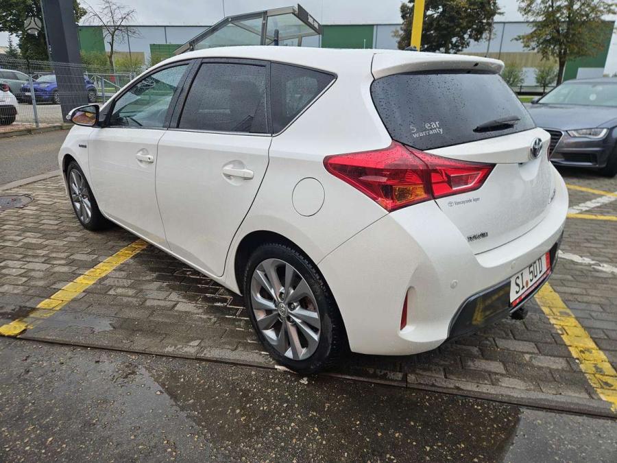 White Toyota Auris 2014 in Siauliai, with an engine capacity of 1.80 L and mileage of 299 thousand km for 6700 €, photo 4 on AUTOMOTO.COM.LV