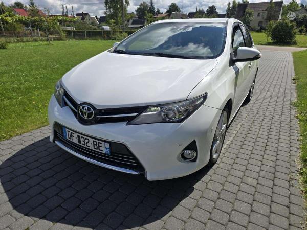 White Toyota Auris 2014 in Rokiskis, with an engine capacity of 2.00 L and mileage of 350 thousand km for 5300 €, photo 3 on AUTOMOTO.COM.LV
