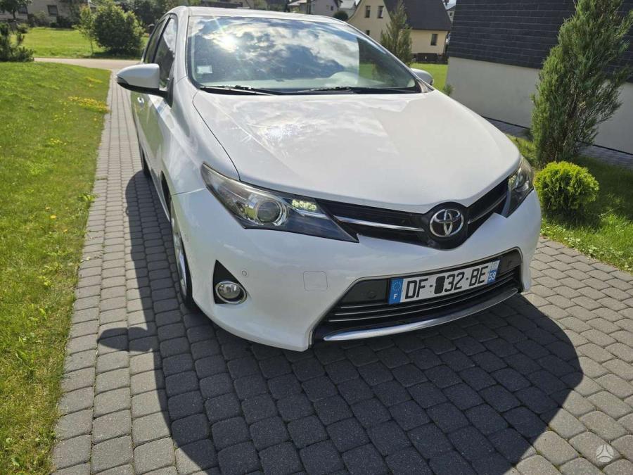 White Toyota Auris 2014 in Rokiskis, with an engine capacity of 2.00 L and mileage of 350 thousand km for 5300 €, photo 4 on AUTOMOTO.COM.LV