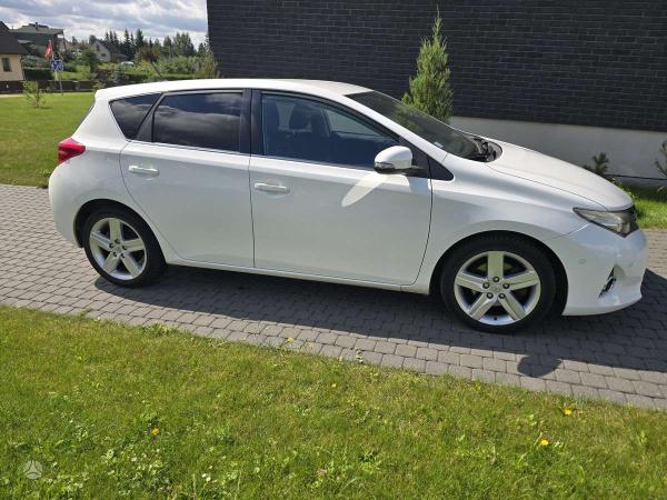 White Toyota Auris 2014 in Rokiskis, with an engine capacity of 2.00 L and mileage of 350 thousand km for 5300 €, photo 6 on AUTOMOTO.COM.LV