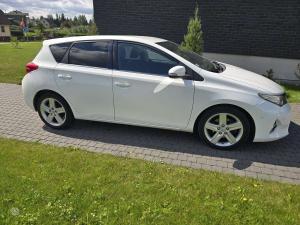 White Toyota Auris 2014 in Rokiskis, with an engine capacity of 2.00 L and mileage of 350 thousand km for 5300 €, photo 6 on AUTOMOTO.COM.LV