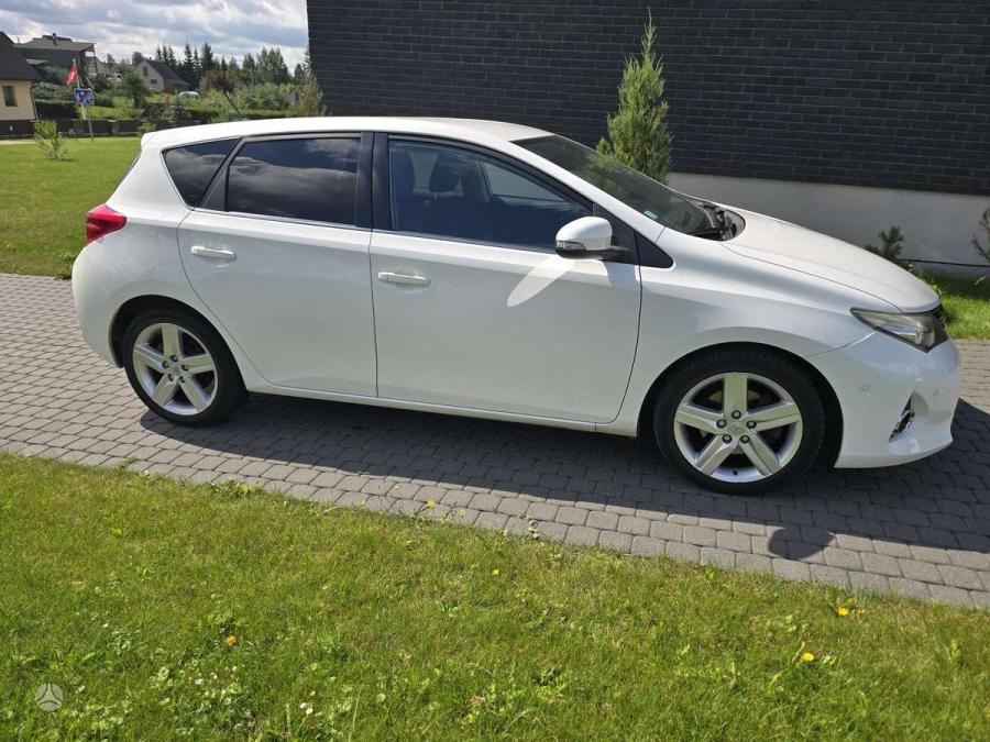 White Toyota Auris 2014 in Rokiskis, with an engine capacity of 2.00 L and mileage of 350 thousand km for 5300 €, photo 6 on AUTOMOTO.COM.LV