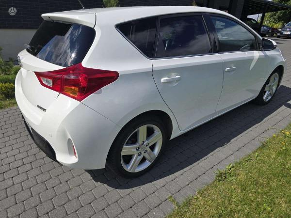 White Toyota Auris 2014 in Rokiskis, with an engine capacity of 2.00 L and mileage of 350 thousand km for 5300 €, photo 7 on AUTOMOTO.COM.LV