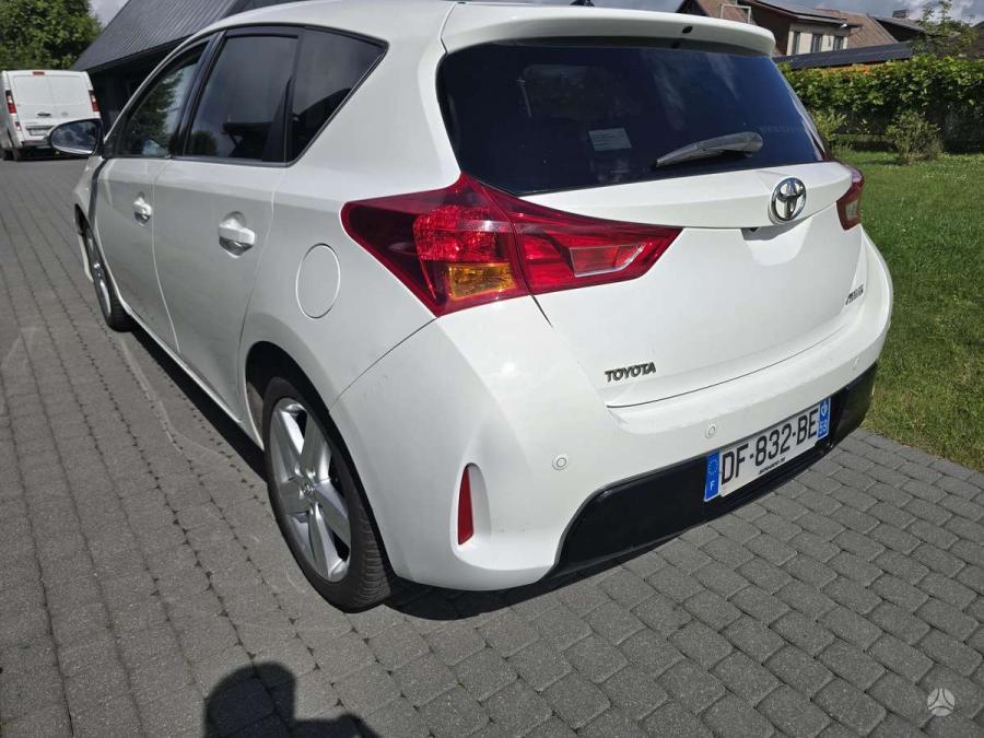 White Toyota Auris 2014 in Rokiskis, with an engine capacity of 2.00 L and mileage of 350 thousand km for 5300 €, photo 9 on AUTOMOTO.COM.LV