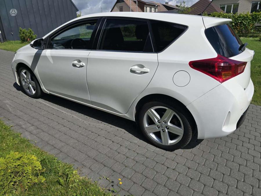 White Toyota Auris 2014 in Rokiskis, with an engine capacity of 2.00 L and mileage of 350 thousand km for 5300 €, photo 10 on AUTOMOTO.COM.LV