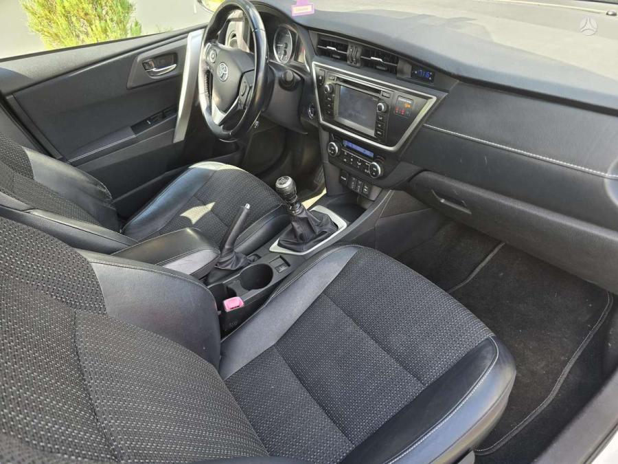 White Toyota Auris 2014 in Rokiskis, with an engine capacity of 2.00 L and mileage of 350 thousand km for 5300 €, photo 13 on AUTOMOTO.COM.LV