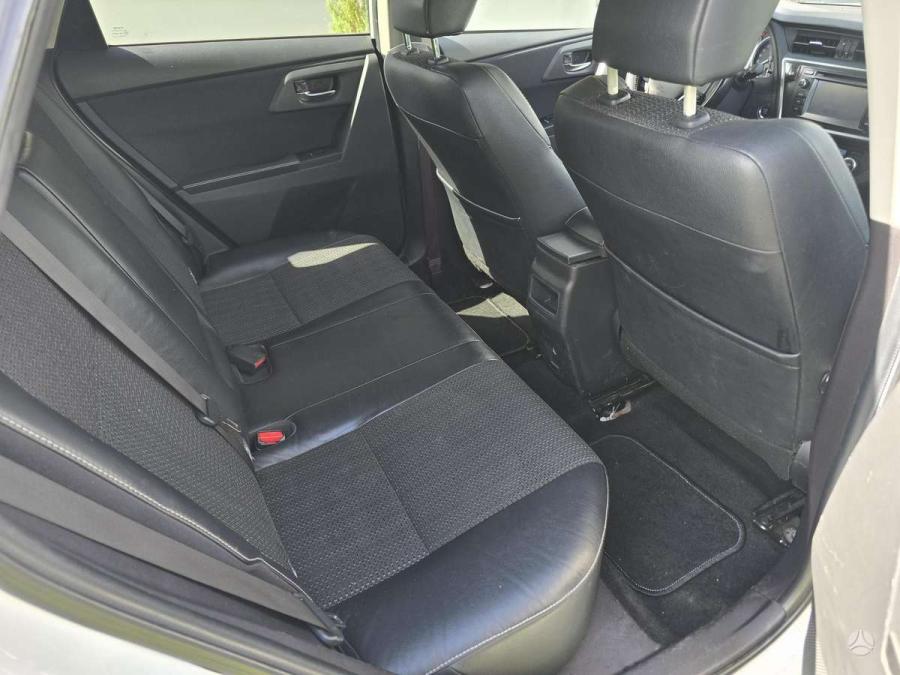 White Toyota Auris 2014 in Rokiskis, with an engine capacity of 2.00 L and mileage of 350 thousand km for 5300 €, photo 14 on AUTOMOTO.COM.LV