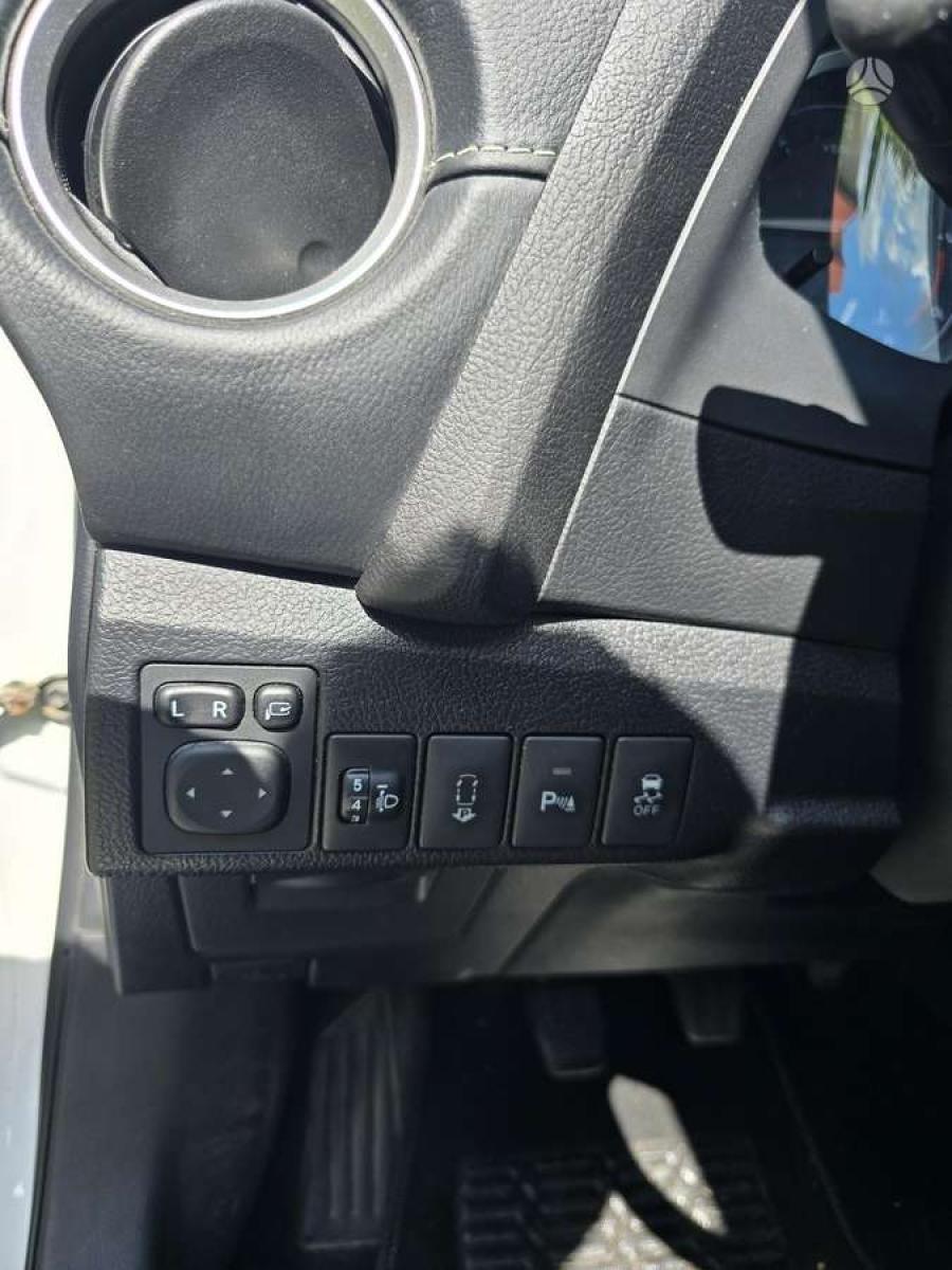 White Toyota Auris 2014 in Rokiskis, with an engine capacity of 2.00 L and mileage of 350 thousand km for 5300 €, photo 17 on AUTOMOTO.COM.LV