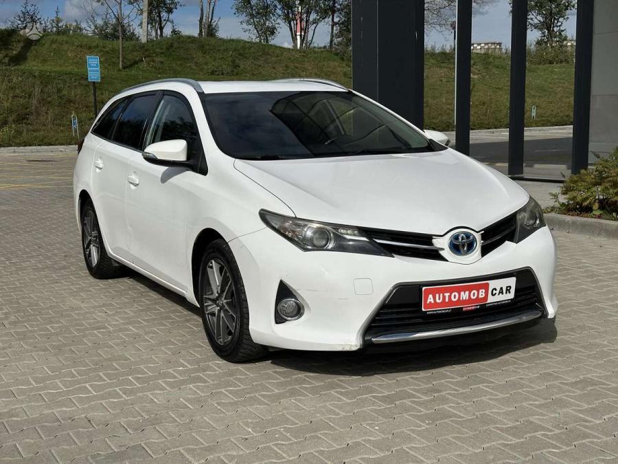 White Toyota Auris 2014 in Vilnius, with an engine capacity of 1.80 L and mileage of 295 thousand km for 5850 €, photo 3 on AUTOMOTO.COM.LV