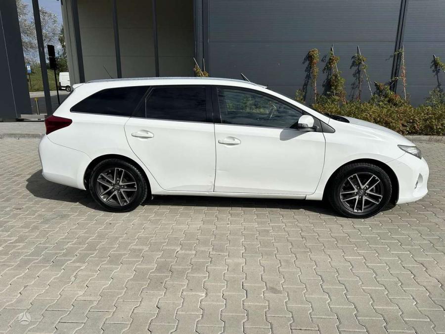 White Toyota Auris 2014 in Vilnius, with an engine capacity of 1.80 L and mileage of 295 thousand km for 5850 €, photo 5 on AUTOMOTO.COM.LV