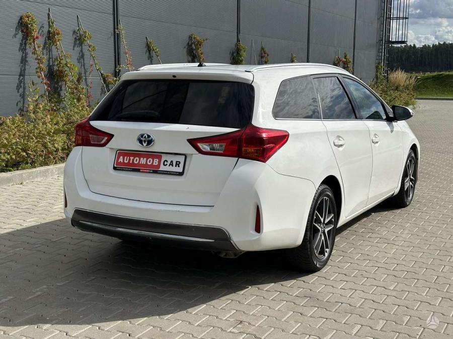 White Toyota Auris 2014 in Vilnius, with an engine capacity of 1.80 L and mileage of 295 thousand km for 5850 €, photo 7 on AUTOMOTO.COM.LV