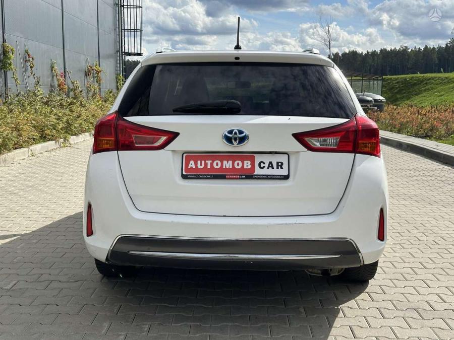 White Toyota Auris 2014 in Vilnius, with an engine capacity of 1.80 L and mileage of 295 thousand km for 5850 €, photo 8 on AUTOMOTO.COM.LV