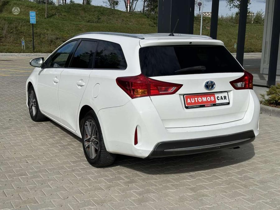 White Toyota Auris 2014 in Vilnius, with an engine capacity of 1.80 L and mileage of 295 thousand km for 5850 €, photo 9 on AUTOMOTO.COM.LV