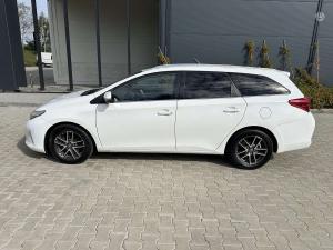 White Toyota Auris 2014 in Vilnius, with an engine capacity of 1.80 L and mileage of 295 thousand km for 5850 €, photo 11 on AUTOMOTO.COM.LV