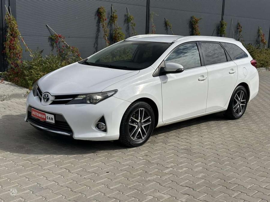 White Toyota Auris 2014 in Vilnius, with an engine capacity of 1.80 L and mileage of 295 thousand km for 5850 €, photo 12 on AUTOMOTO.COM.LV