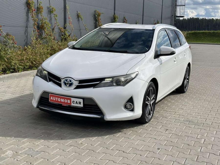 White Toyota Auris 2014 in Vilnius, with an engine capacity of 1.80 L and mileage of 295 thousand km for 5850 €, photo 13 on AUTOMOTO.COM.LV