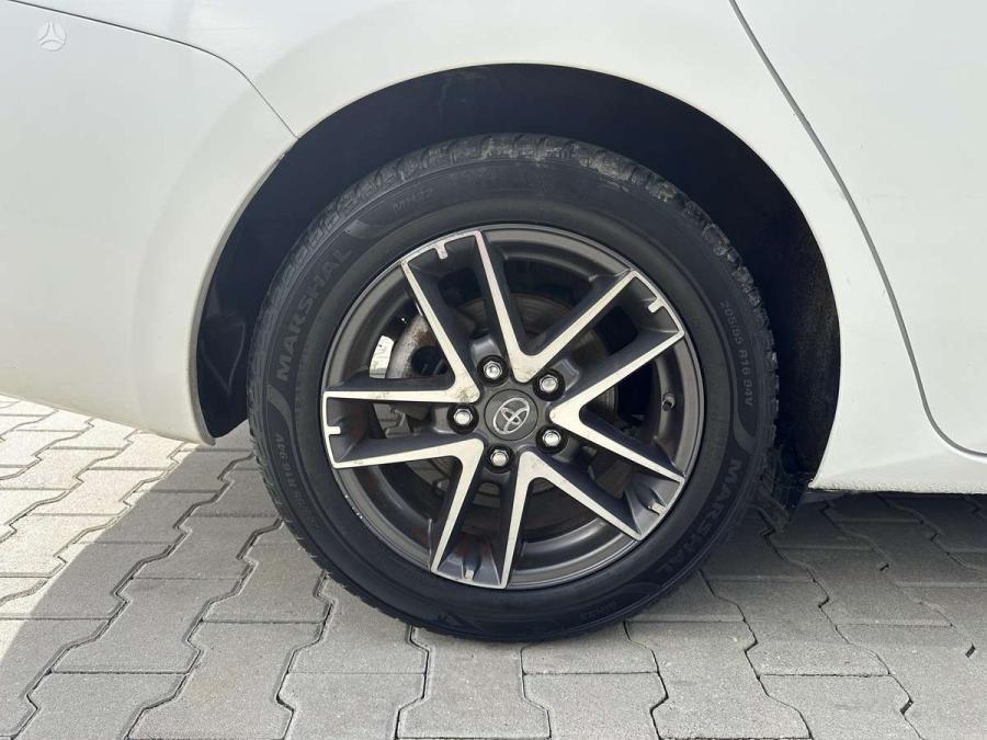White Toyota Auris 2014 in Vilnius, with an engine capacity of 1.80 L and mileage of 295 thousand km for 5850 €, photo 14 on AUTOMOTO.COM.LV