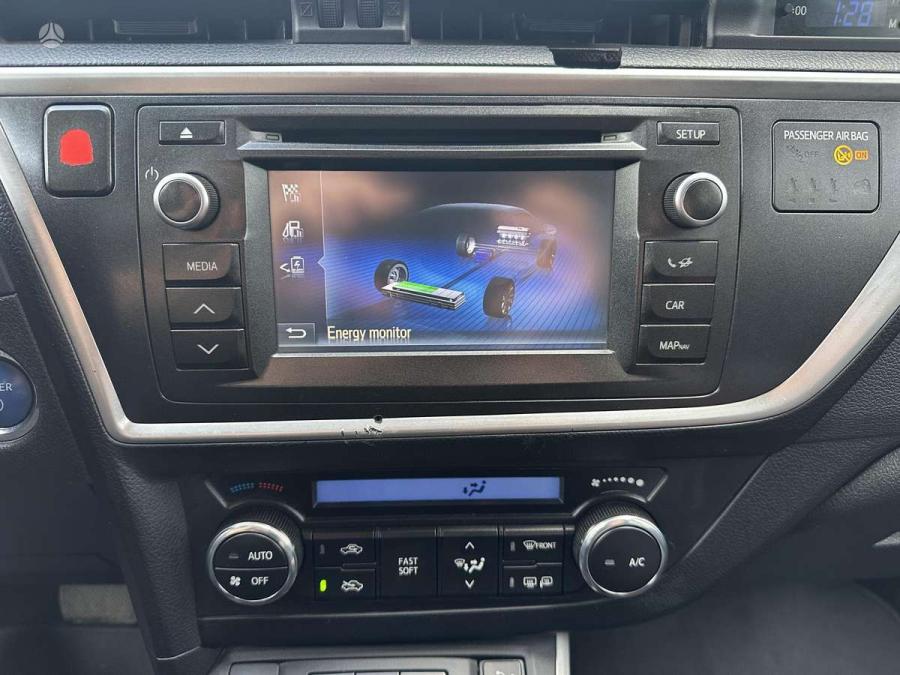White Toyota Auris 2014 in Vilnius, with an engine capacity of 1.80 L and mileage of 295 thousand km for 5850 €, photo 19 on AUTOMOTO.COM.LV