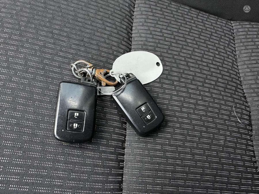 White Toyota Auris 2014 in Vilnius, with an engine capacity of 1.80 L and mileage of 295 thousand km for 5850 €, photo 24 on AUTOMOTO.COM.LV