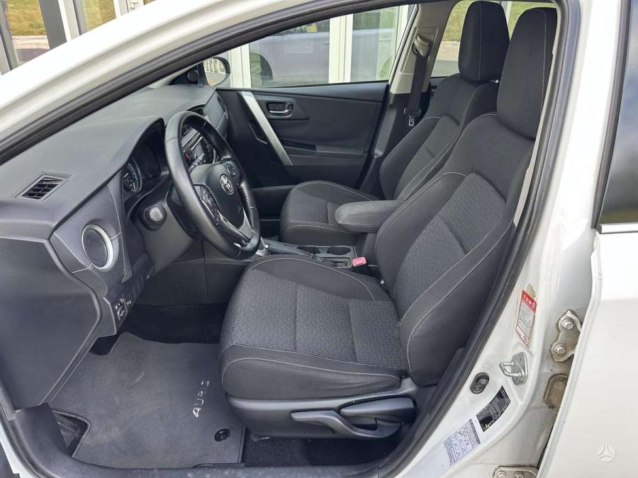 White Toyota Auris 2014 in Vilnius, with an engine capacity of 1.80 L and mileage of 295 thousand km for 5850 €, photo 25 on AUTOMOTO.COM.LV
