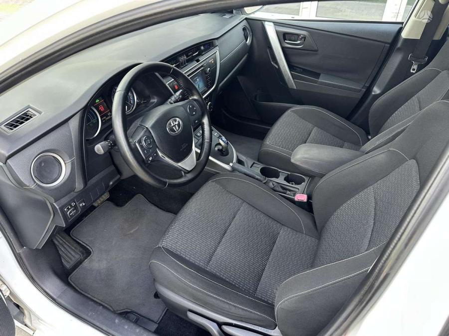 White Toyota Auris 2014 in Vilnius, with an engine capacity of 1.80 L and mileage of 295 thousand km for 5850 €, photo 26 on AUTOMOTO.COM.LV