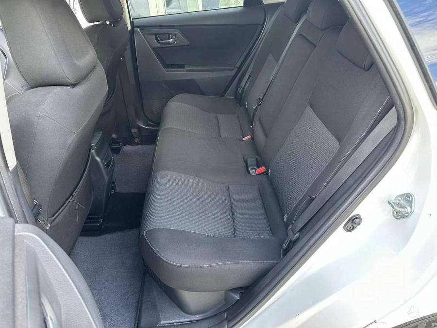 White Toyota Auris 2014 in Vilnius, with an engine capacity of 1.80 L and mileage of 295 thousand km for 5850 €, photo 27 on AUTOMOTO.COM.LV