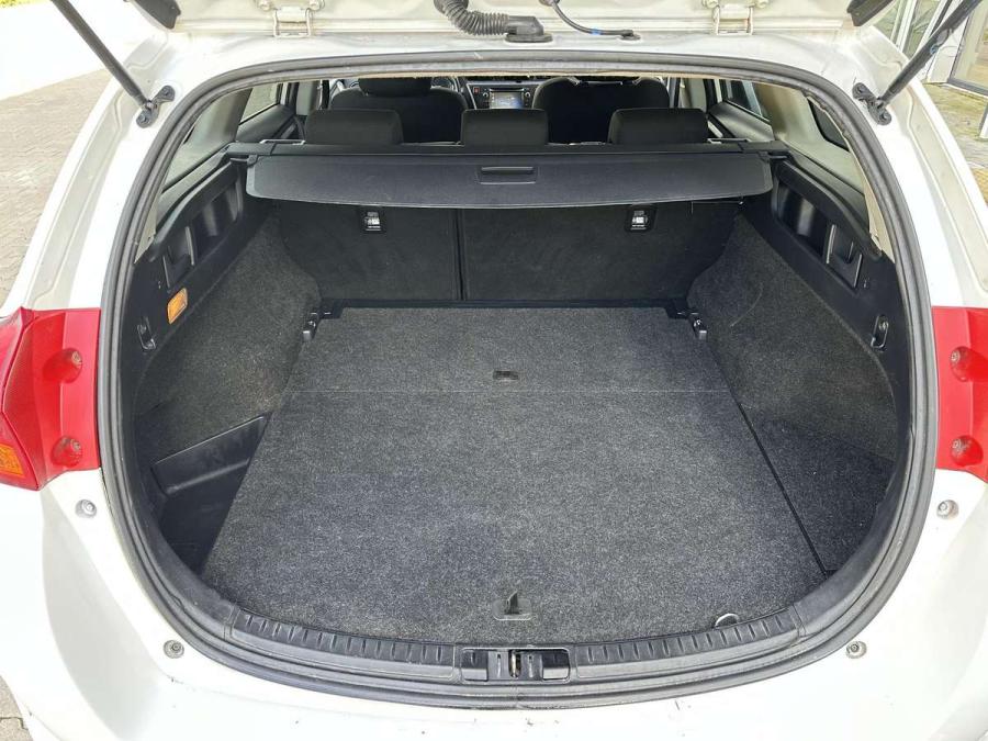 White Toyota Auris 2014 in Vilnius, with an engine capacity of 1.80 L and mileage of 295 thousand km for 5850 €, photo 29 on AUTOMOTO.COM.LV
