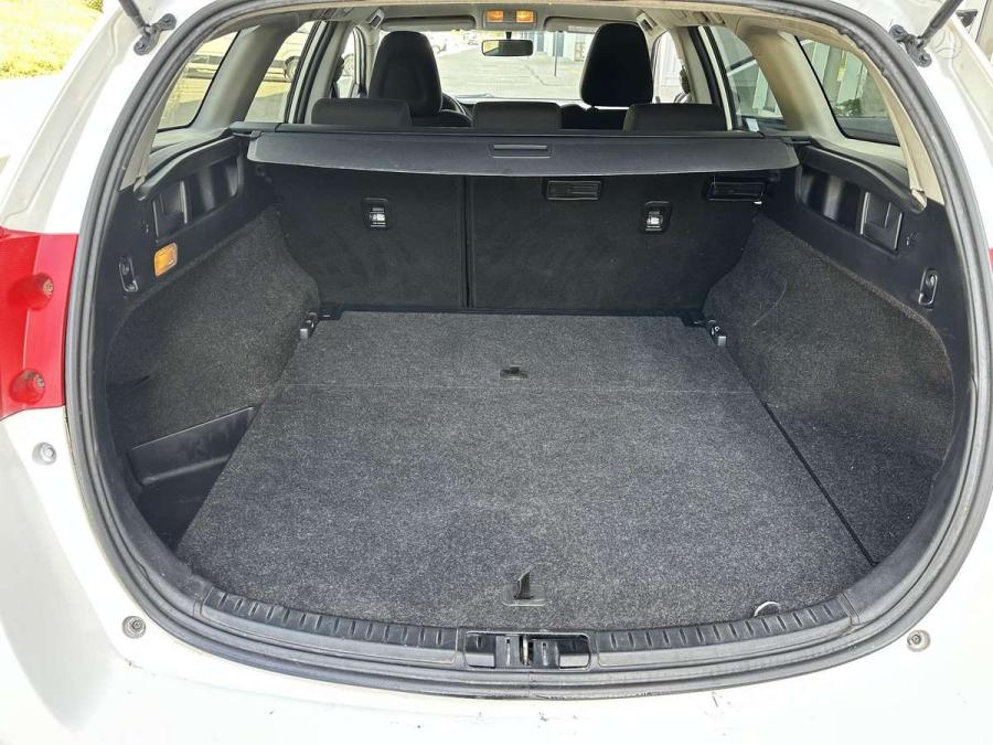 White Toyota Auris 2014 in Vilnius, with an engine capacity of 1.80 L and mileage of 295 thousand km for 5850 €, photo 30 on AUTOMOTO.COM.LV