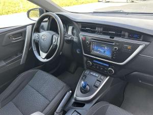 White Toyota Auris 2014 in Vilnius, with an engine capacity of 1.80 L and mileage of 295 thousand km for 5850 €, photo 33 on AUTOMOTO.COM.LV