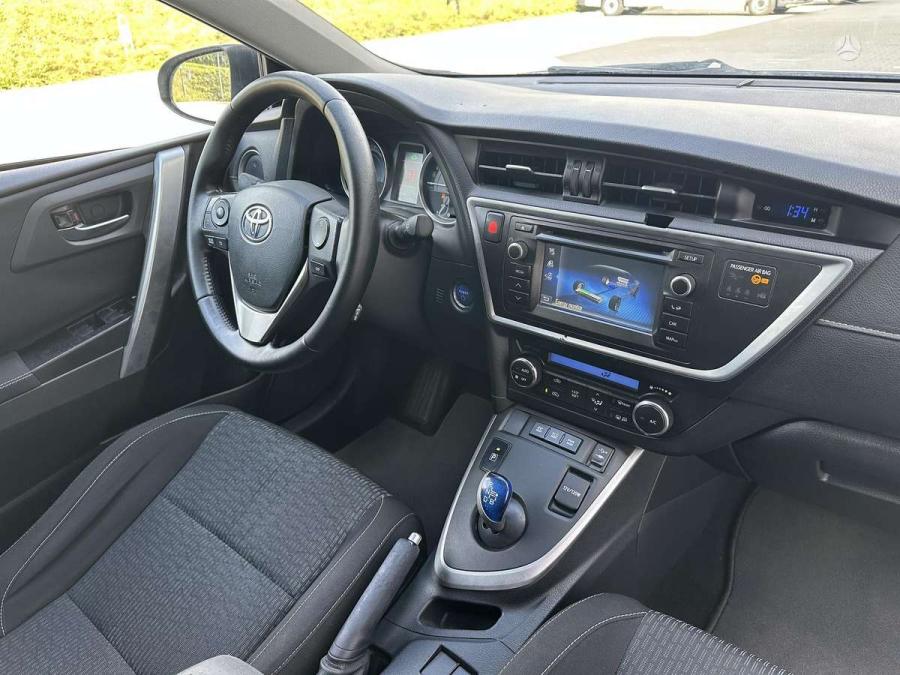 White Toyota Auris 2014 in Vilnius, with an engine capacity of 1.80 L and mileage of 295 thousand km for 5850 €, photo 33 on AUTOMOTO.COM.LV