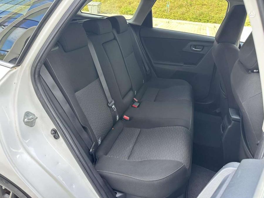 White Toyota Auris 2014 in Vilnius, with an engine capacity of 1.80 L and mileage of 295 thousand km for 5850 €, photo 34 on AUTOMOTO.COM.LV