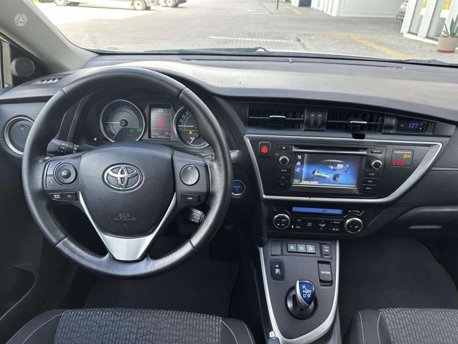 White Toyota Auris 2014 in Vilnius, with an engine capacity of 1.80 L and mileage of 295 thousand km for 5850 €, photo 37 on AUTOMOTO.COM.LV