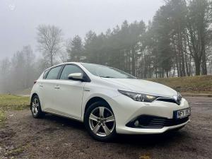 White Toyota Auris 2015 in Vilnius, with an engine capacity of 1.80 L and mileage of 200 thousand km for 10900 €, photo  on AUTOMOTO.COM.LV