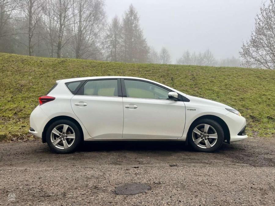 White Toyota Auris 2015 in Vilnius, with an engine capacity of 1.80 L and mileage of 200 thousand km for 10900 €, photo 2 on AUTOMOTO.COM.LV