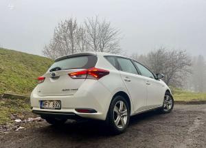 White Toyota Auris 2015 in Vilnius, with an engine capacity of 1.80 L and mileage of 200 thousand km for 10900 €, photo 3 on AUTOMOTO.COM.LV