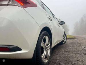 White Toyota Auris 2015 in Vilnius, with an engine capacity of 1.80 L and mileage of 200 thousand km for 10900 €, photo 4 on AUTOMOTO.COM.LV