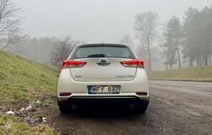 White Toyota Auris 2015 in Vilnius, with an engine capacity of 1.80 L and mileage of 200 thousand km for 10900 €, photo 5 on AUTOMOTO.COM.LV