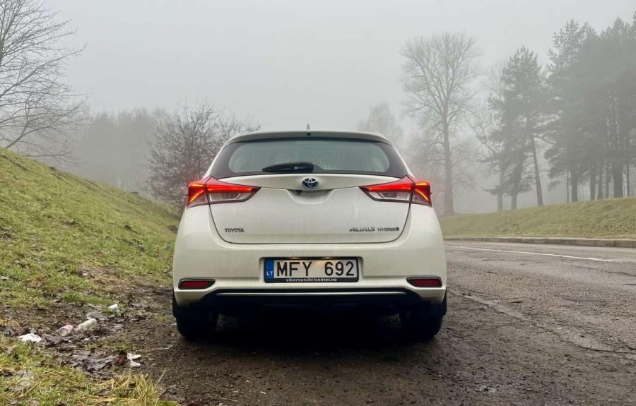 White Toyota Auris 2015 in Vilnius, with an engine capacity of 1.80 L and mileage of 200 thousand km for 10900 €, photo 5 on AUTOMOTO.COM.LV