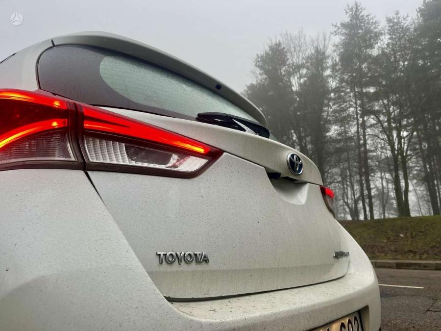 White Toyota Auris 2015 in Vilnius, with an engine capacity of 1.80 L and mileage of 200 thousand km for 10900 €, photo 6 on AUTOMOTO.COM.LV