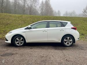 White Toyota Auris 2015 in Vilnius, with an engine capacity of 1.80 L and mileage of 200 thousand km for 10900 €, photo 8 on AUTOMOTO.COM.LV
